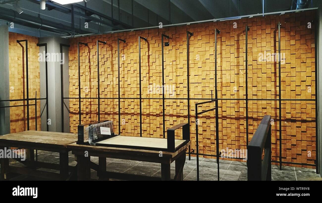 Empty tables hi-res stock photography and images - Alamy