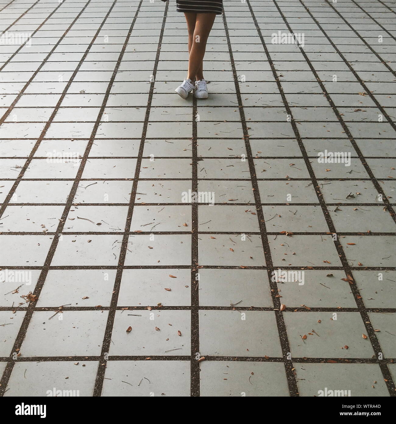 Woman crossed legs standing hi-res stock photography and images - Alamy