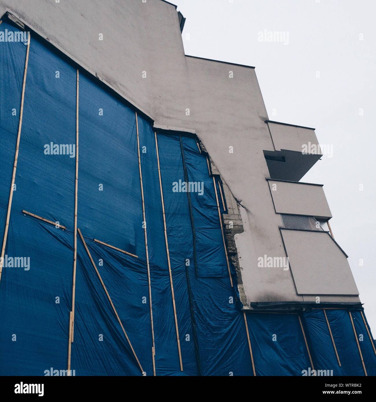 Tarpaulin architecture hi-res stock photography and images - Alamy