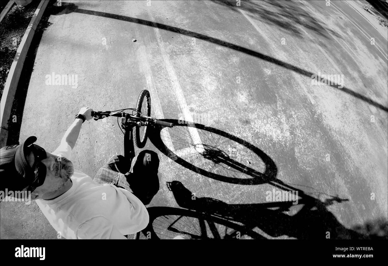 Man with bike hi-res stock photography and images - Alamy