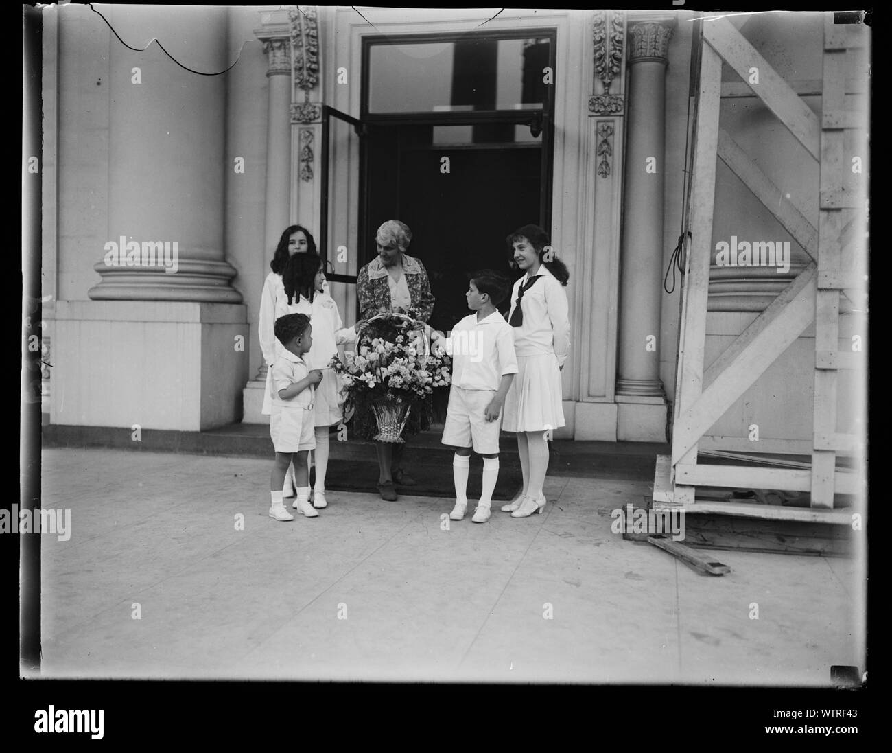 Mrs. Hoover, children on May Day [White house, Washington, D.C.] Stock ...