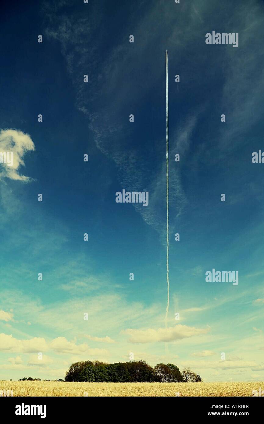 Long contrail hi-res stock photography and images - Alamy