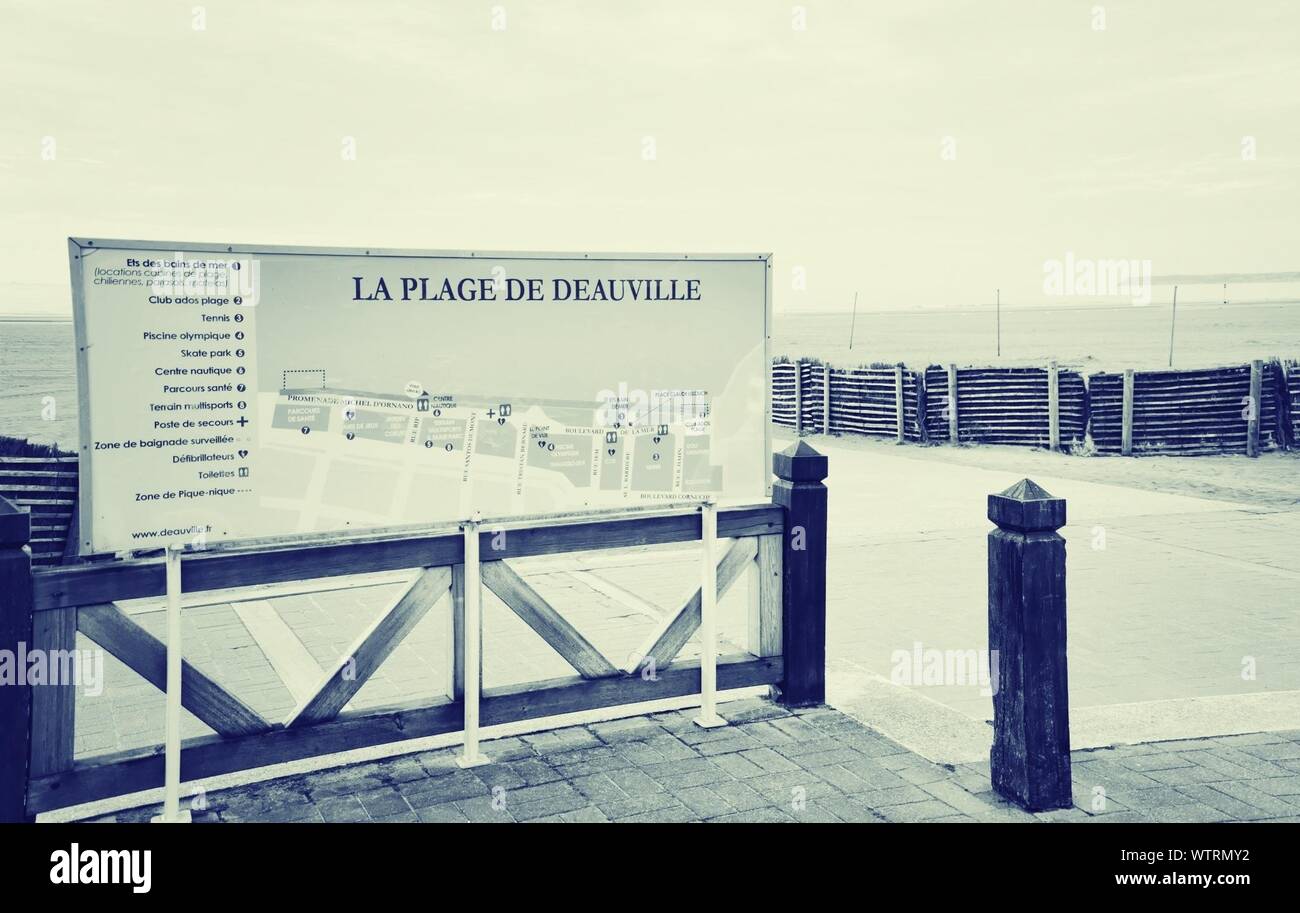 Deauville plage hi-res stock photography and images - Alamy