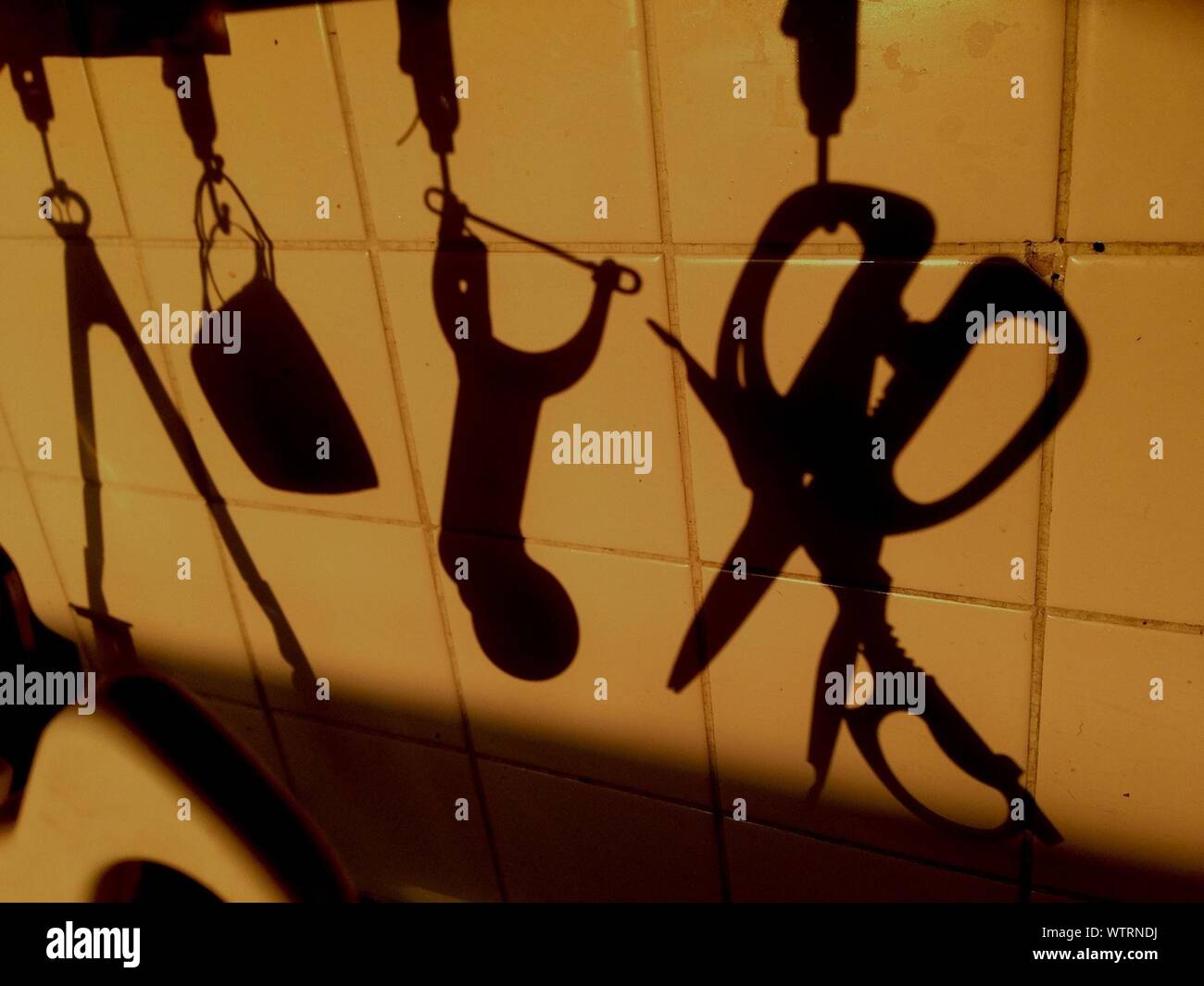 Scissors shadow wall hi-res stock photography and images - Alamy