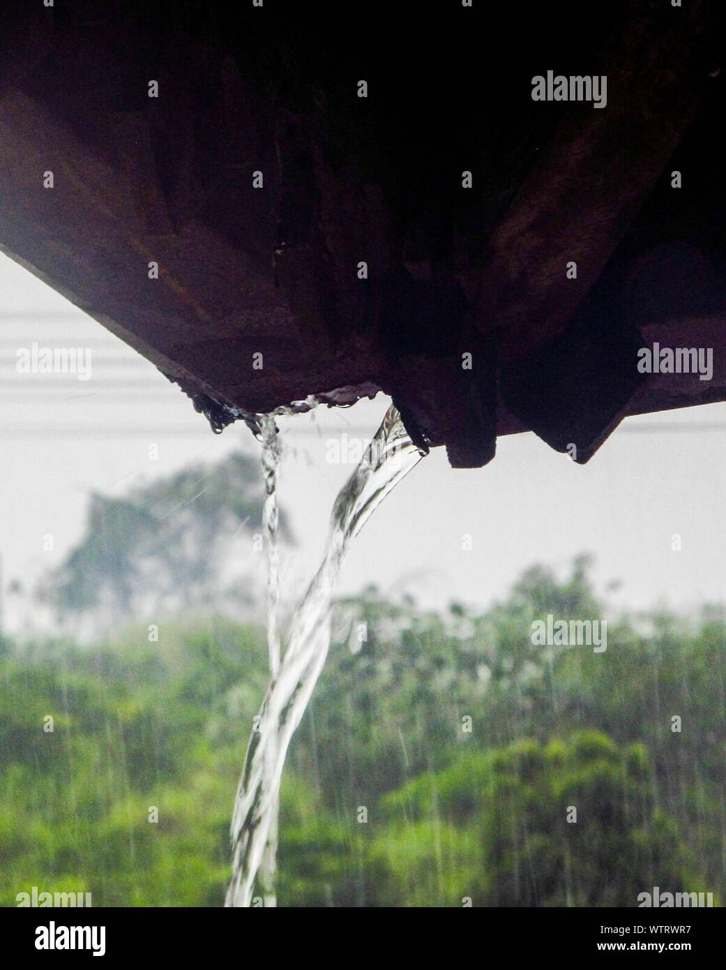 Rain falling from roof hi-res stock photography and images - Alamy