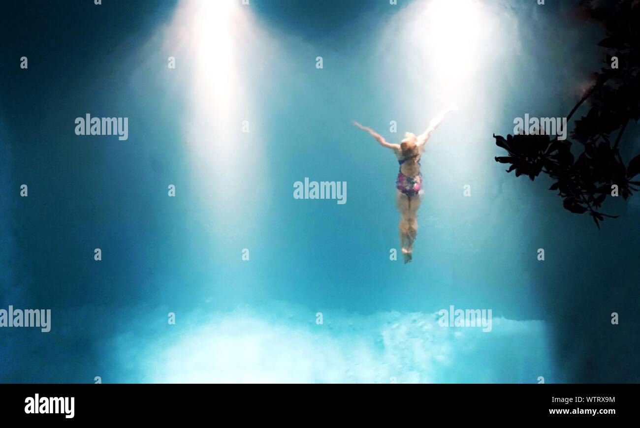 Night underwater hi-res stock photography and images - Alamy