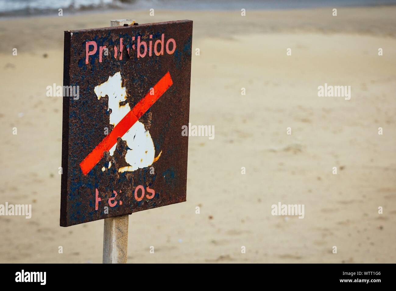 Damaged sign hi-res stock photography and images - Alamy