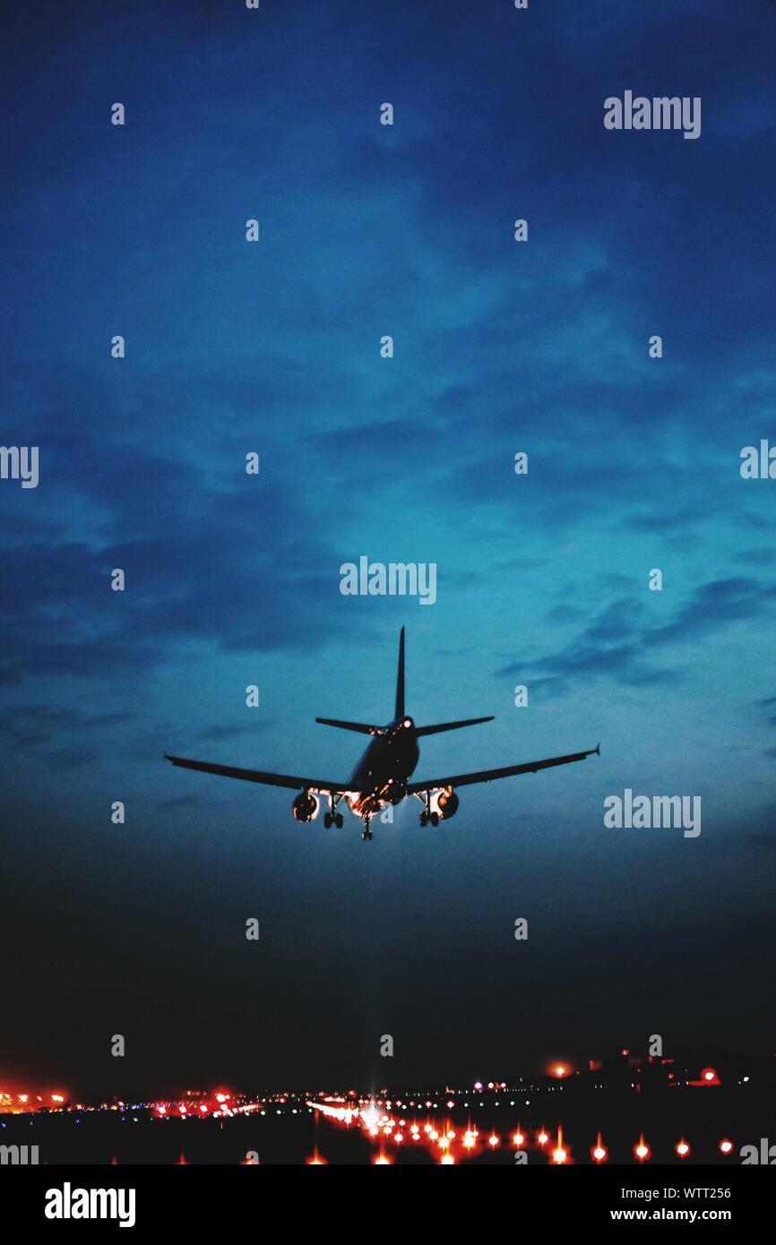 Airplane Flying Sky Night High Resolution Stock Photography and Images ...