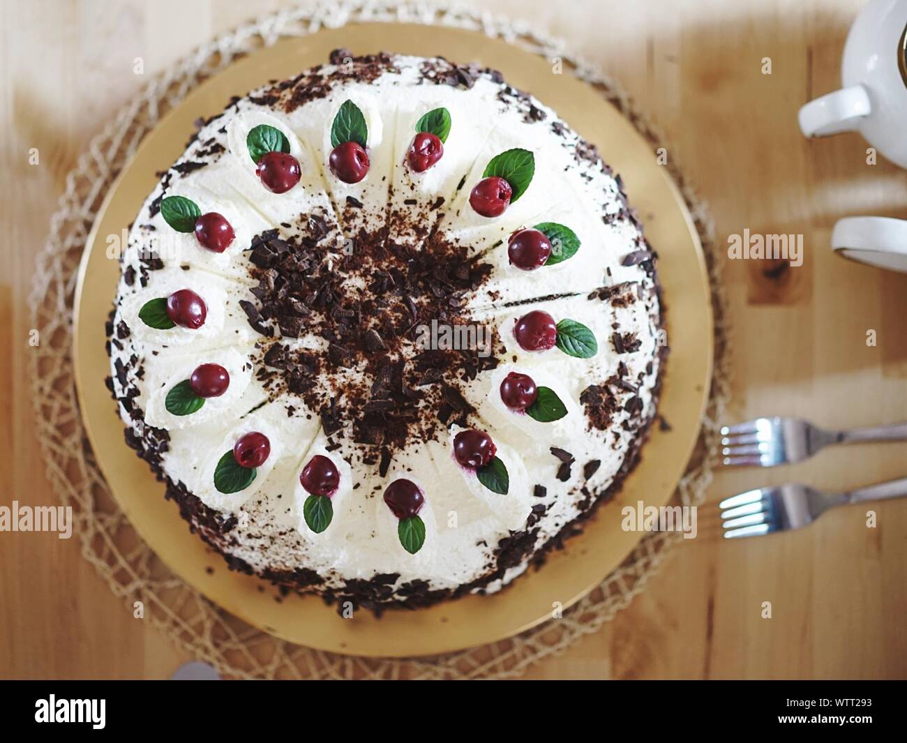 White cake overhead hi-res stock photography and images - Alamy