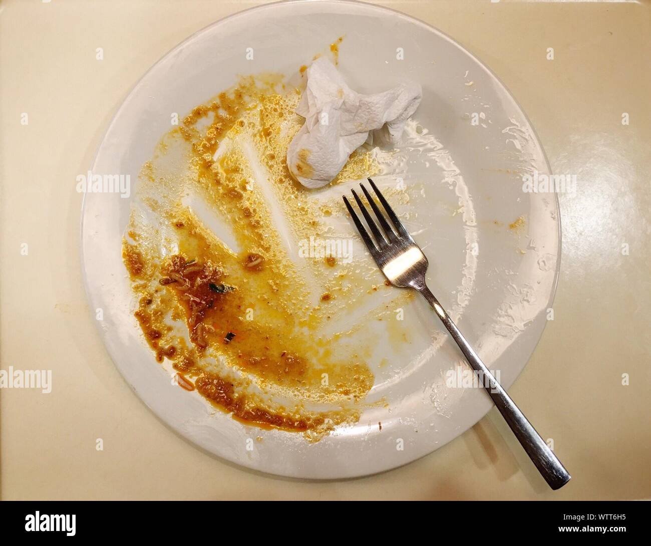 Silver paper plate hi-res stock photography and images - Alamy