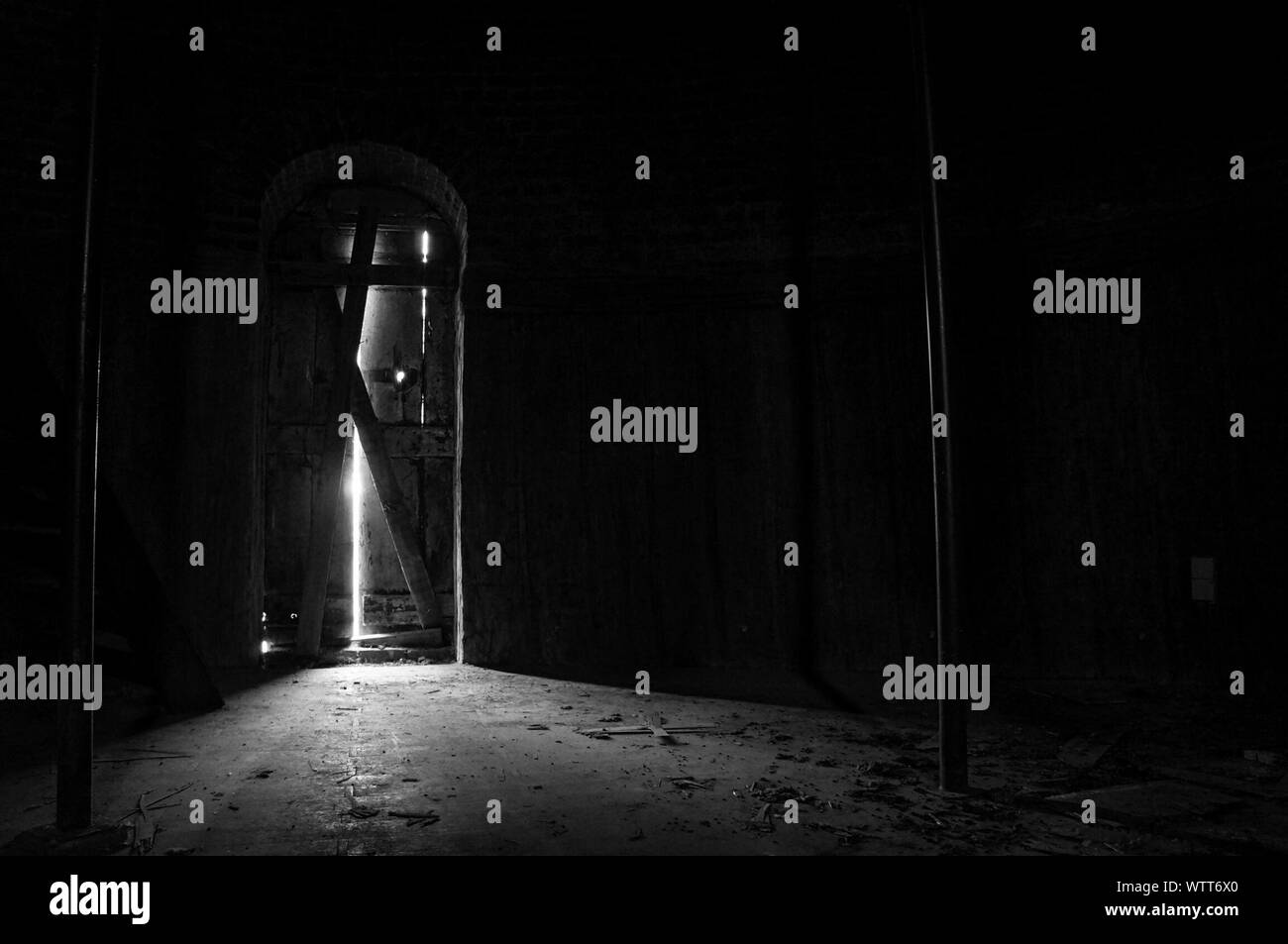 Empty dark old abandoned room Black and White Stock Photos & Images - Alamy