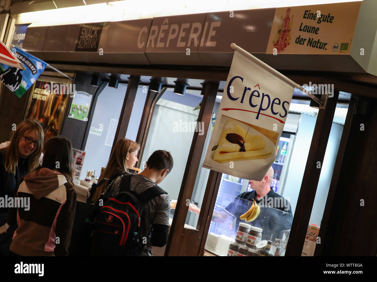 Berlin, Germany. 11th Sep, 2019. Visitors wait to buy crepe in front of ...
