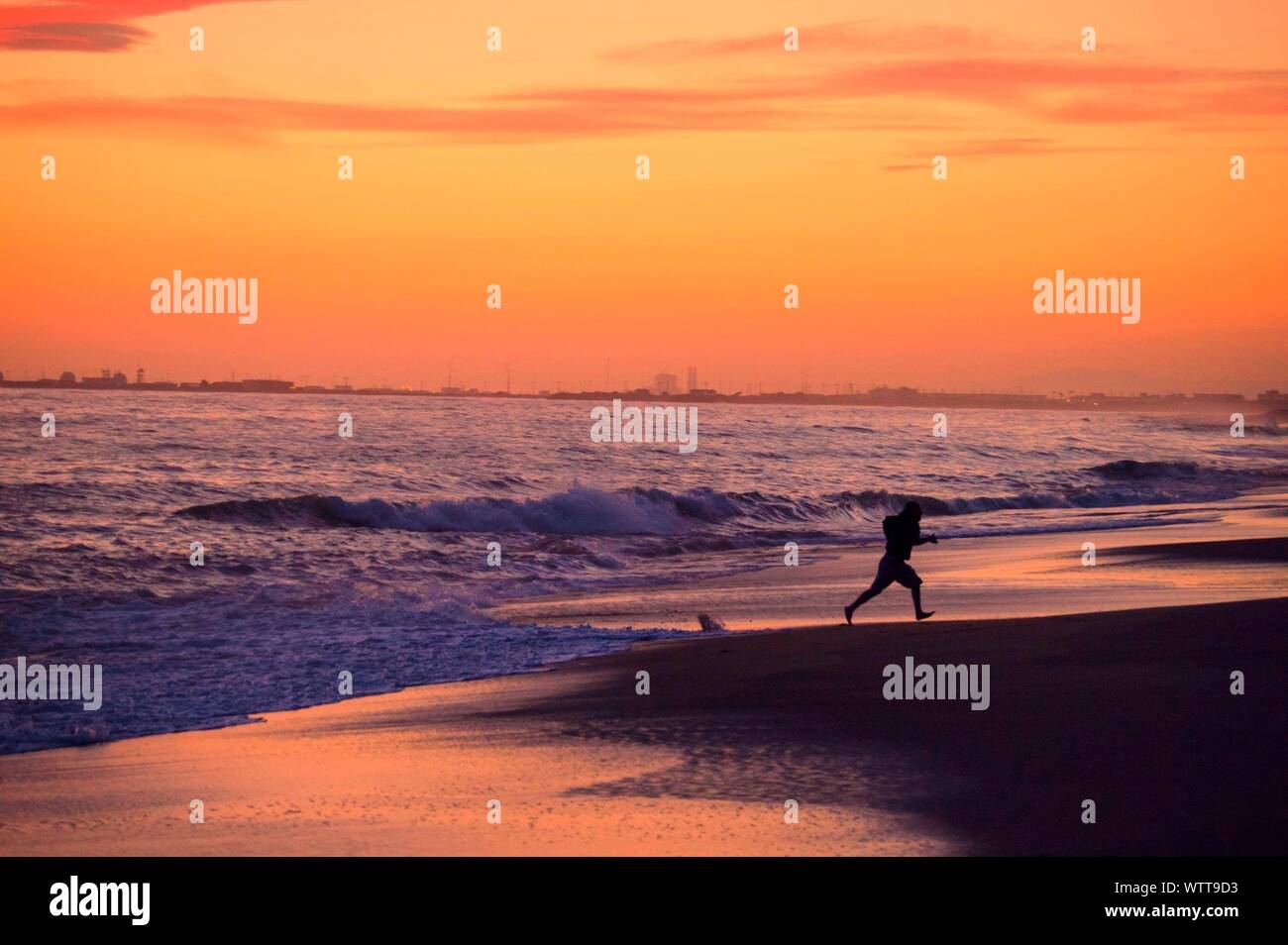 Person running on beach hi-res stock photography and images - Alamy
