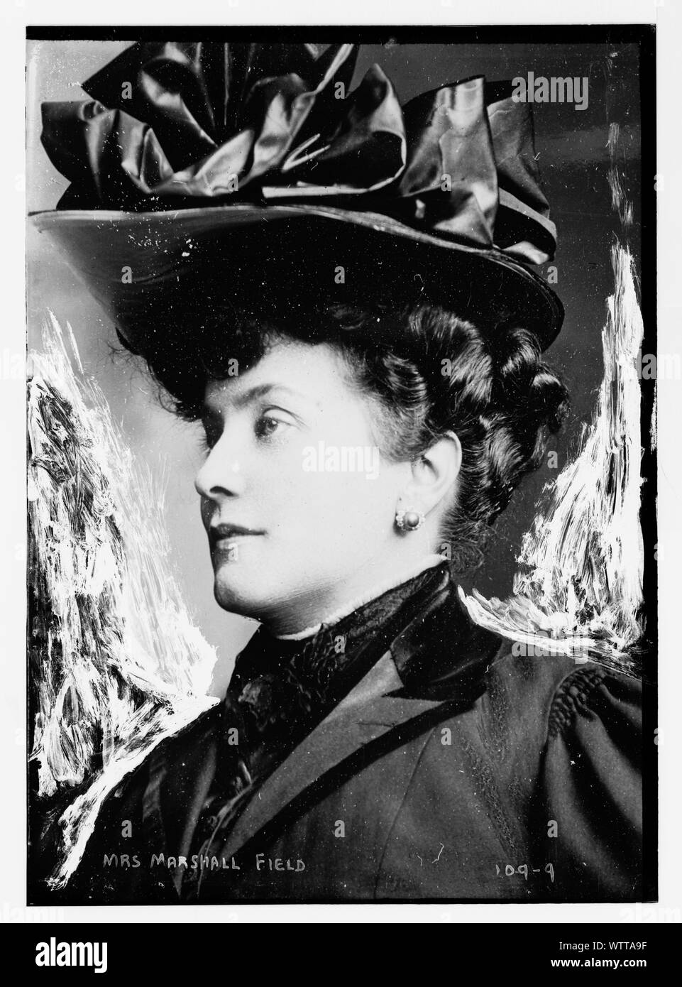 Mrs. Marshall Field, portrait bust Stock Photo - Alamy