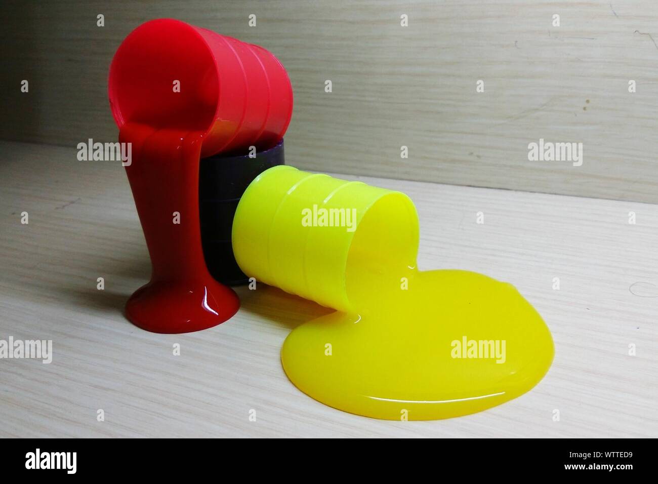 Paint pouring art hi-res stock photography and images - Alamy