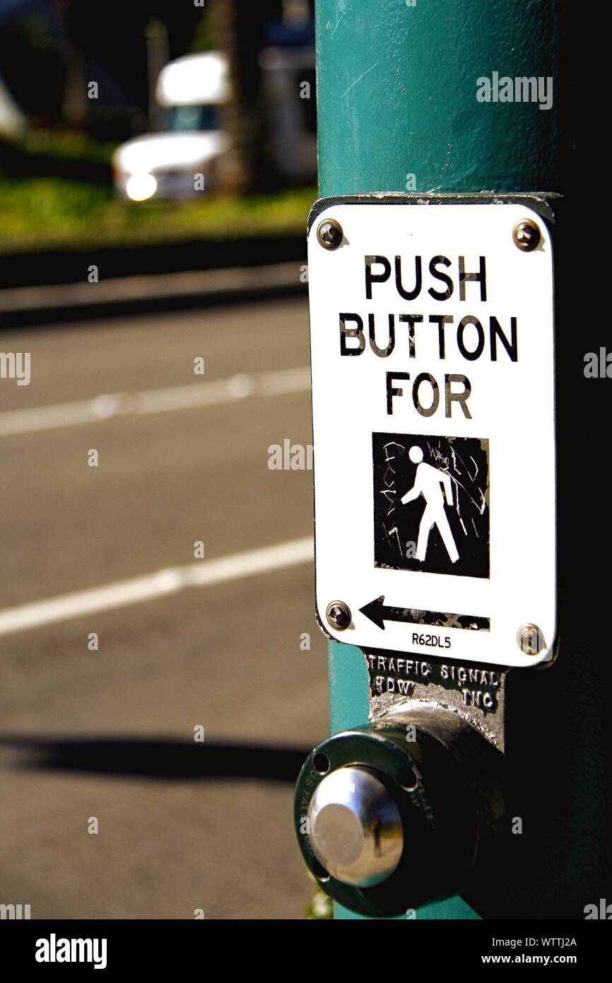 Push button pedestrian crossing hi-res stock photography and images - Alamy