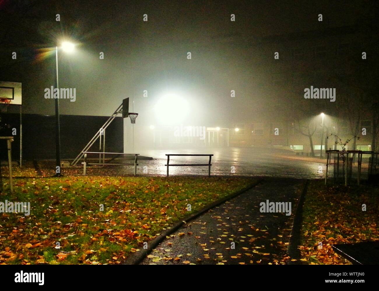 Basketball court at night hi-res stock photography and images - Alamy
