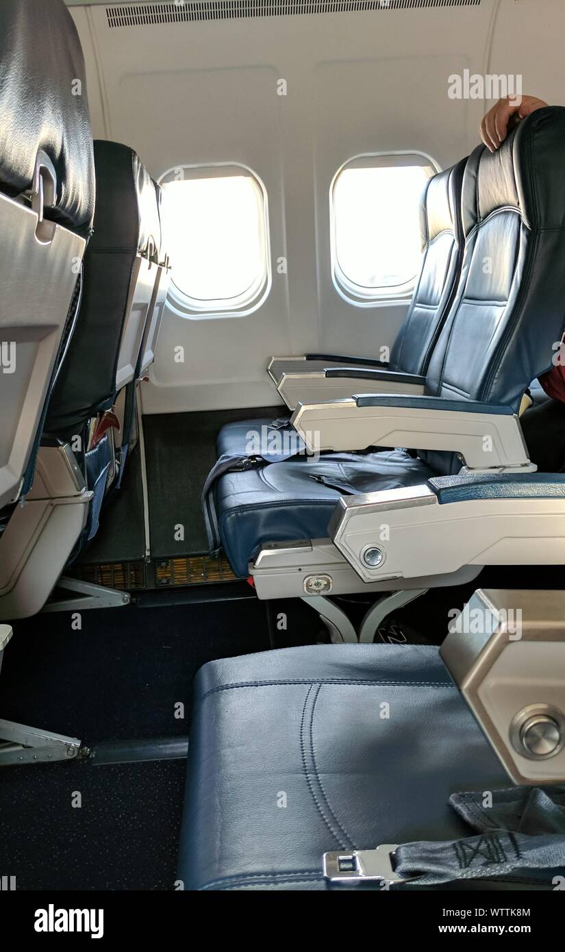 Empty airplane cabin hi-res stock photography and images - Alamy