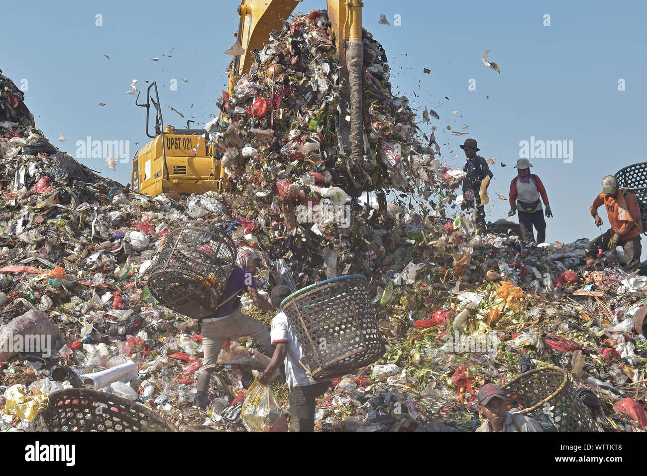 Bekasi, Indonesia. 11th Sep, 2019. Scavengers sort and collect plastics ...