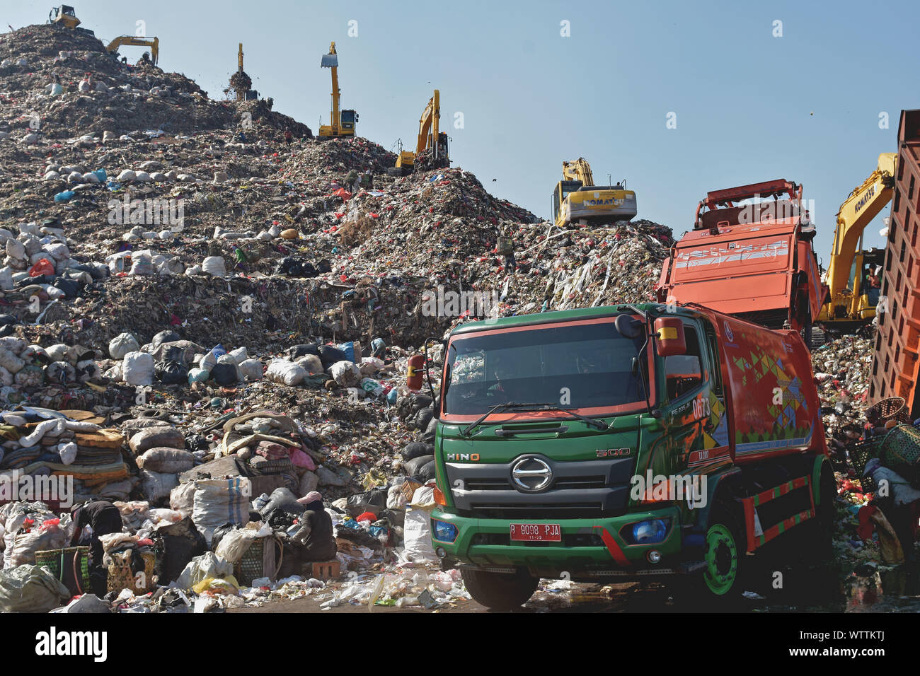 Bekasi, Indonesia. 11th Sep, 2019. Scavengers sort and collect plastics ...