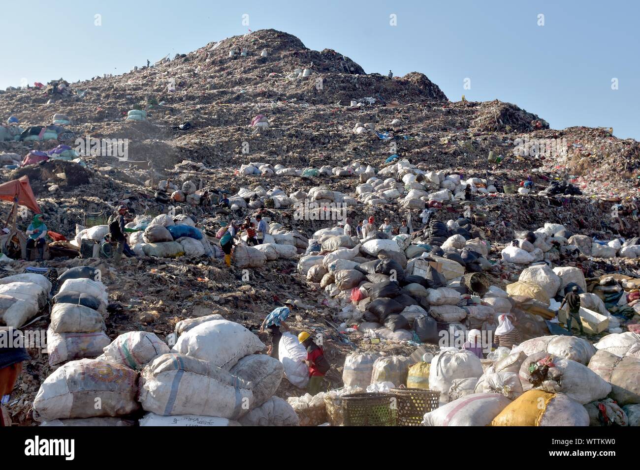 Bekasi, Indonesia. 11th Sep, 2019. Scavengers sort and collect plastics ...