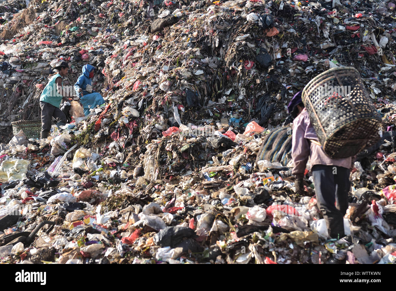 Bekasi, Indonesia. 11th Sep, 2019. Scavengers sort and collect plastics ...