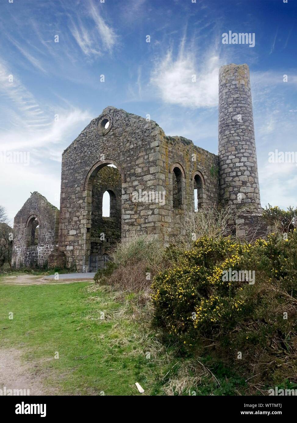Medieval church ruin hi-res stock photography and images - Alamy