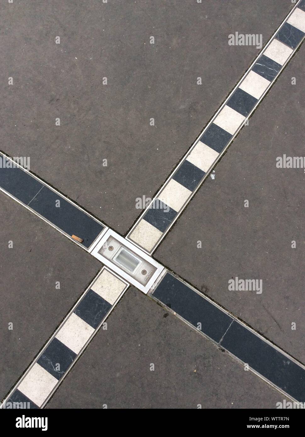 Cross lines hi-res stock photography and images - Alamy