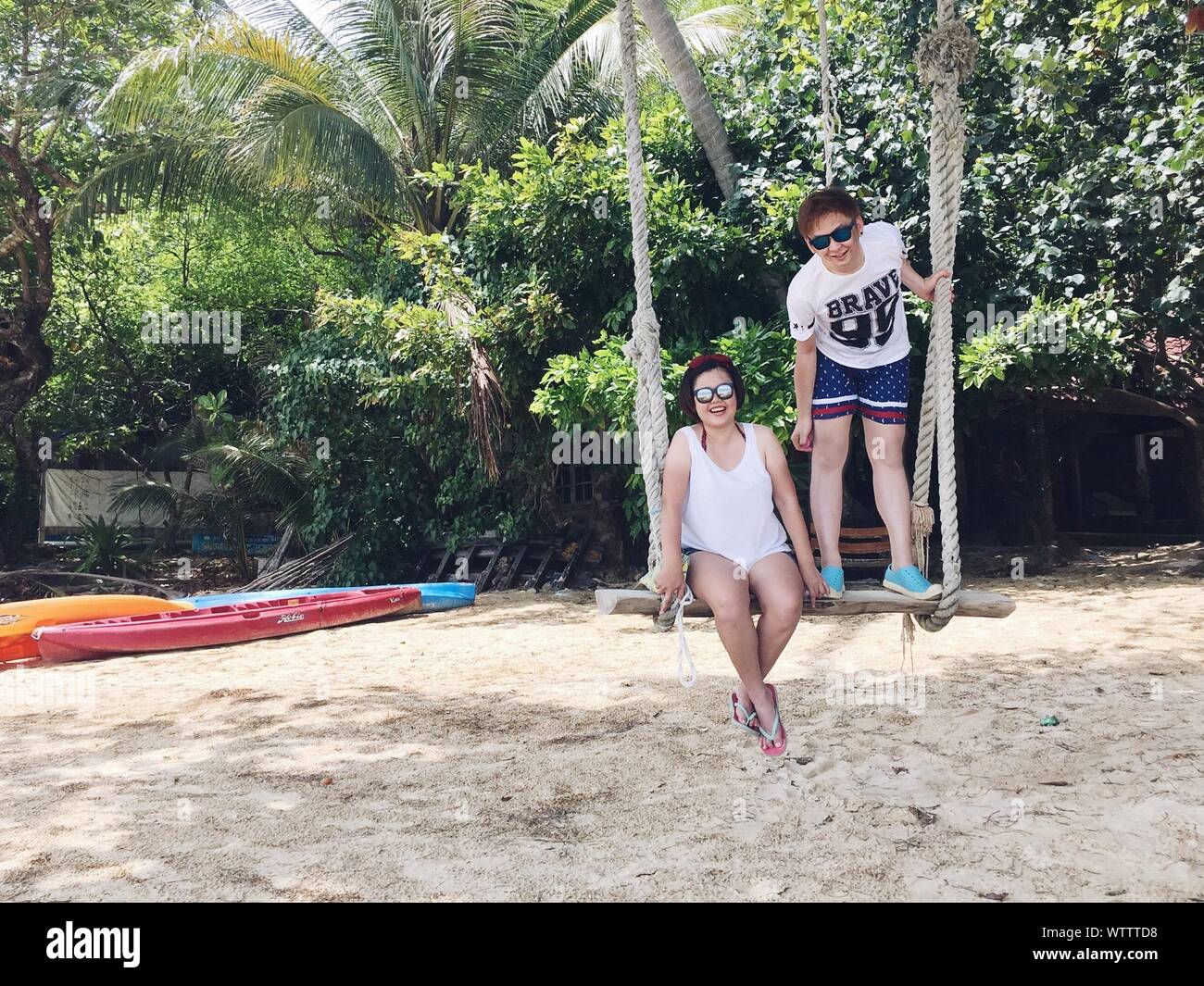 Asian beach young friends hi-res stock photography and images - Alamy