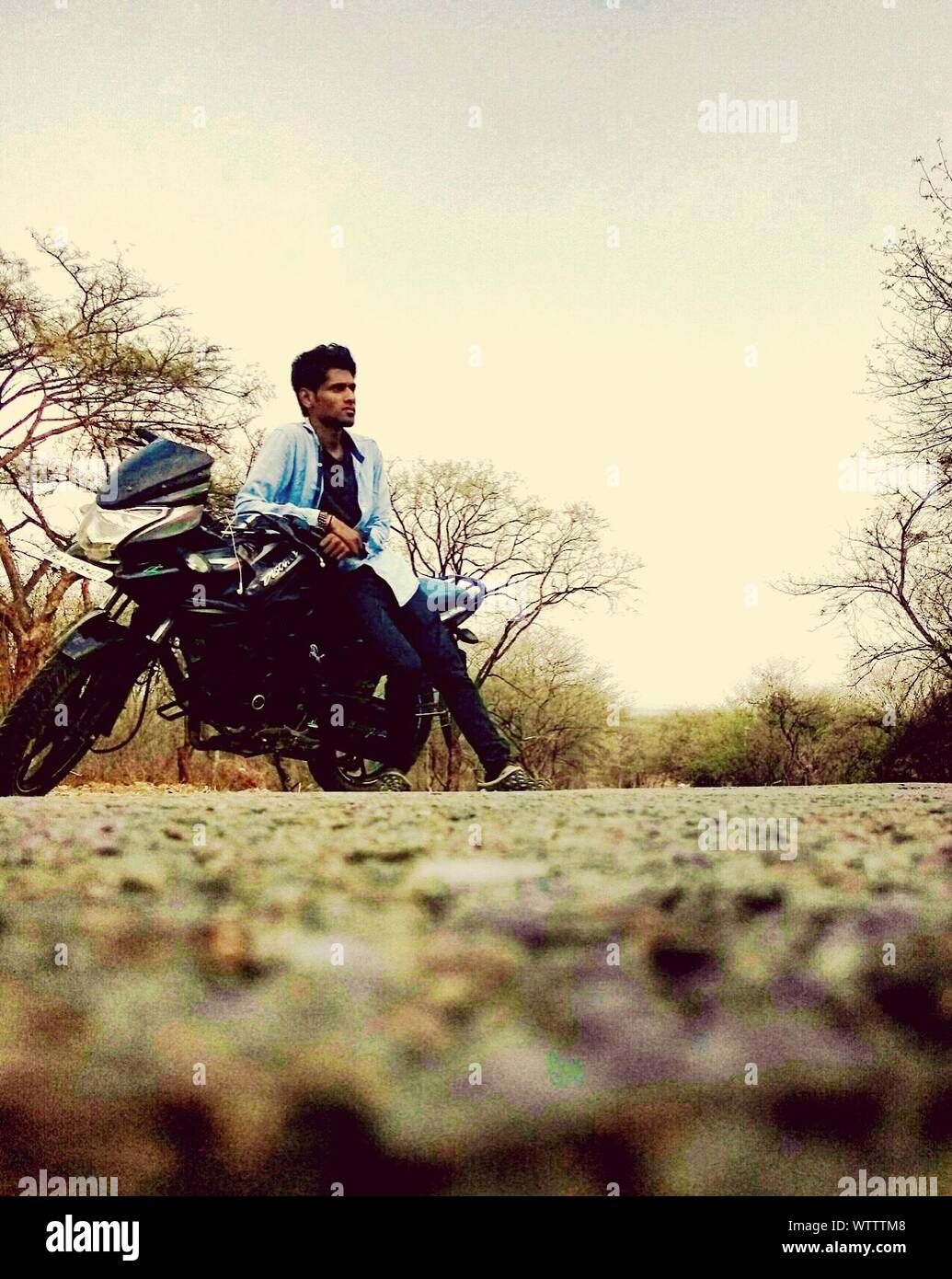 Man leaning on motorcycle hi-res stock photography and images - Alamy