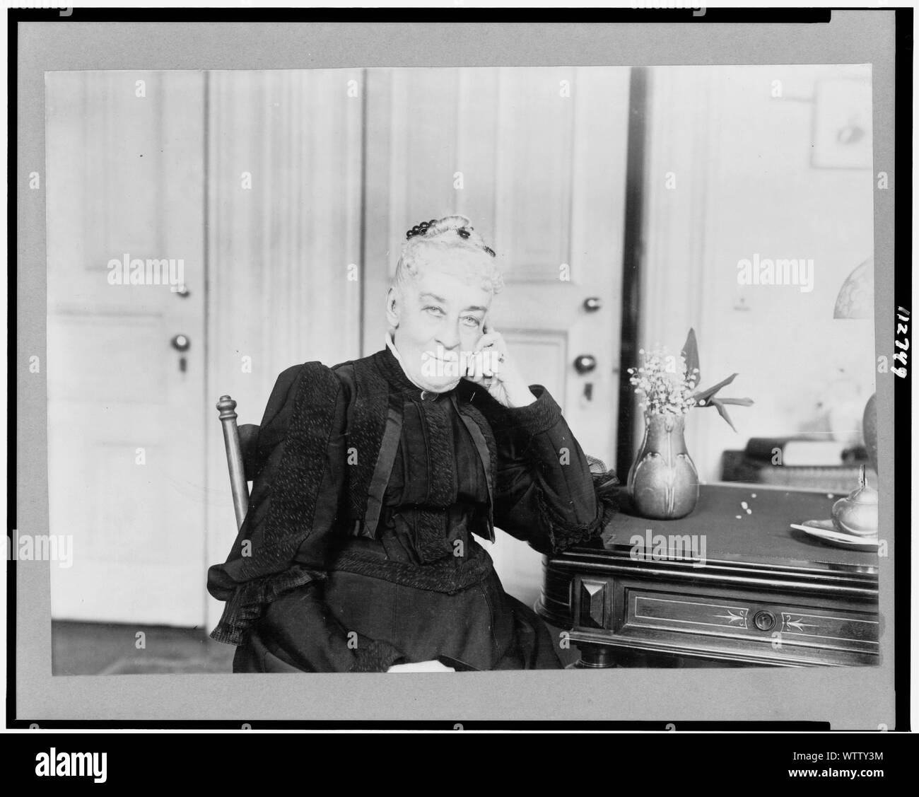 Mrs. Russell Sage, half-length portrait, seated, facing slightly right ...