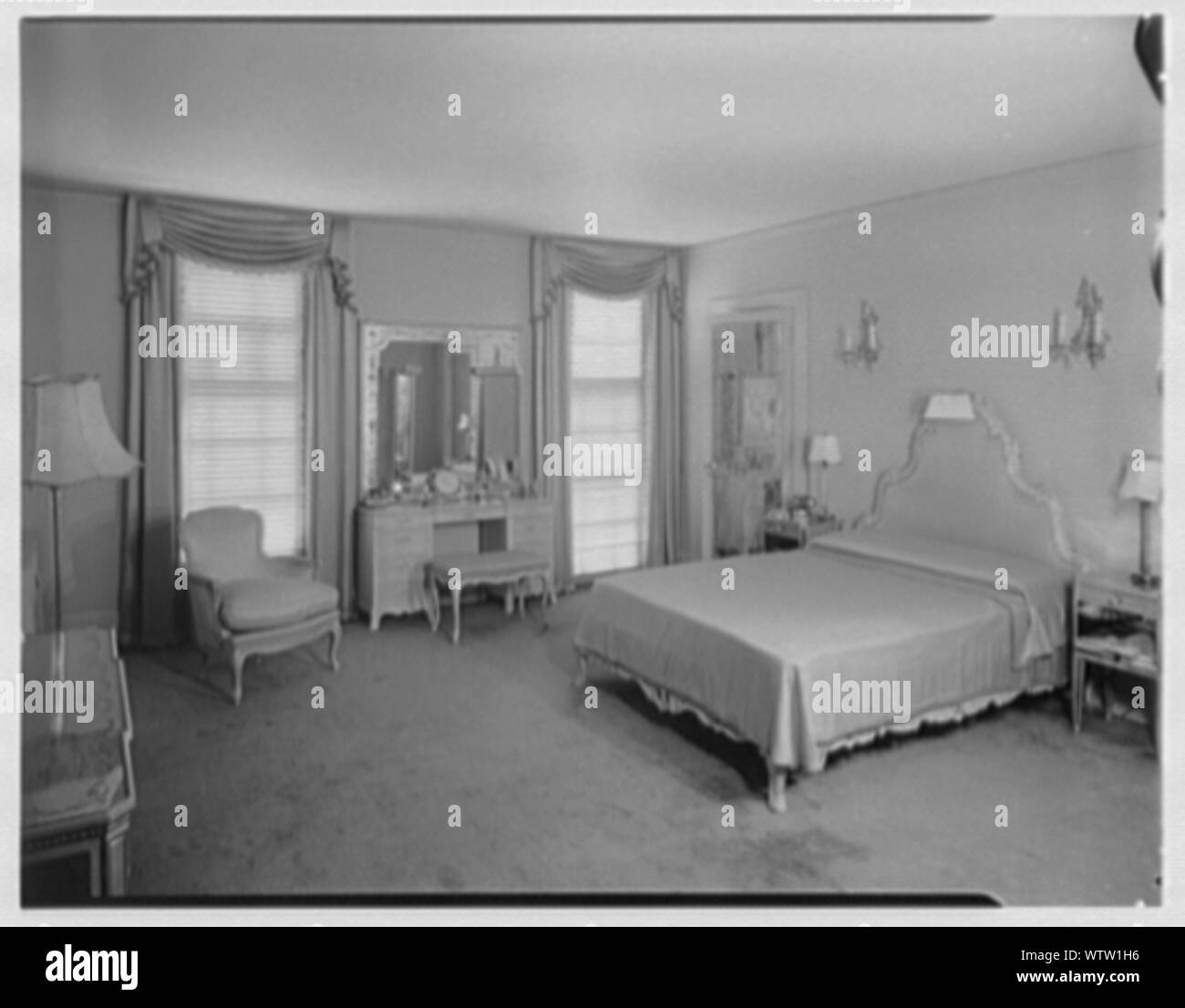 Upscale suburban house Black and White Stock Photos & Images - Alamy