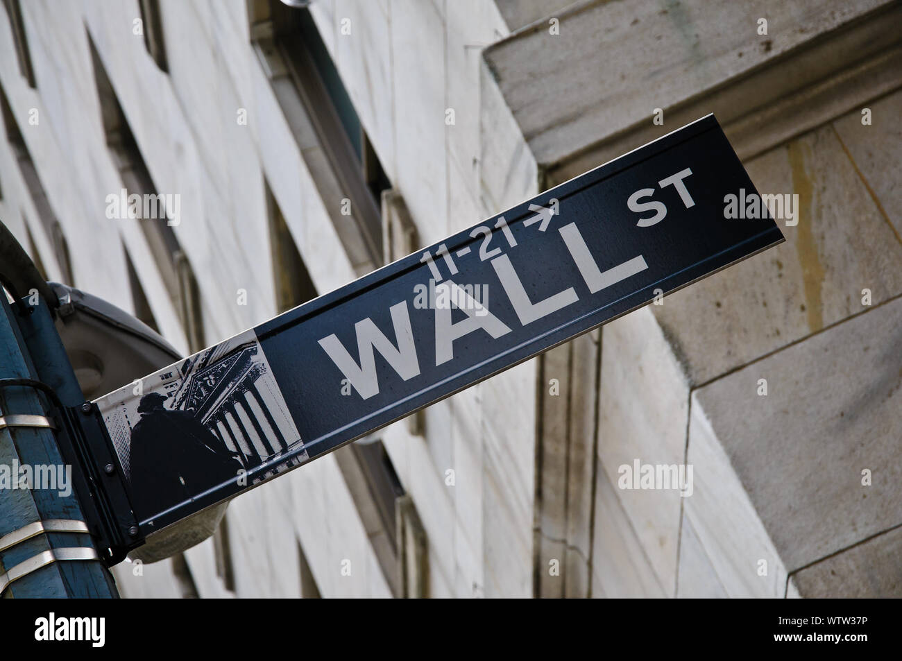 Building arrow sign direction hi-res stock photography and images - Alamy