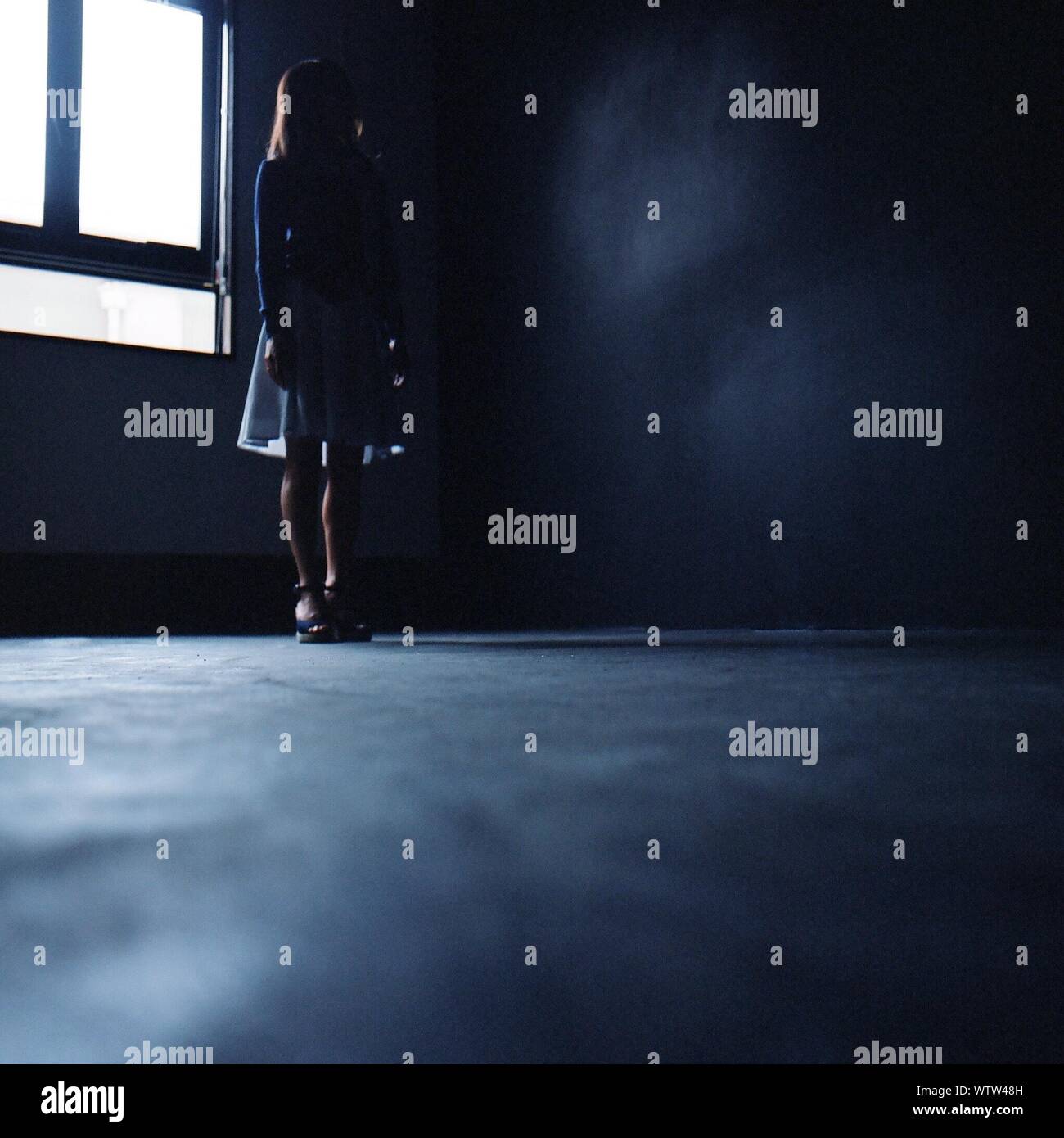 Woman empty room hi-res stock photography and images - Alamy