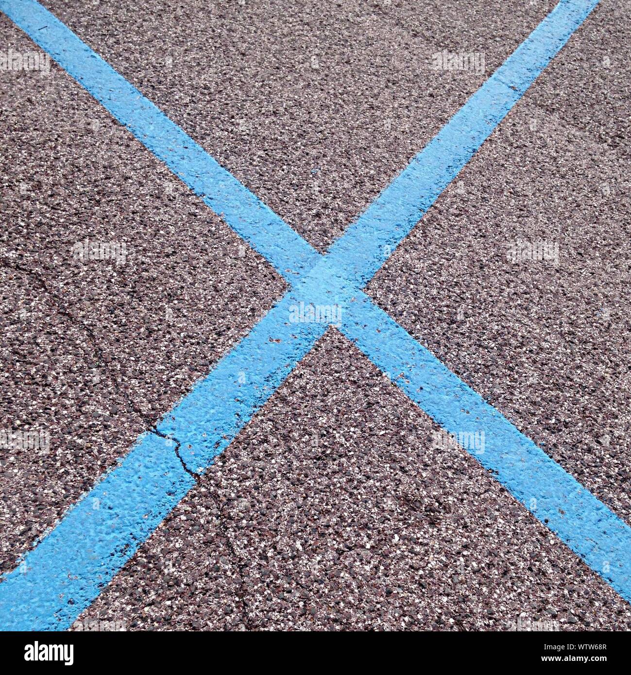 Lines on street hi-res stock photography and images - Alamy