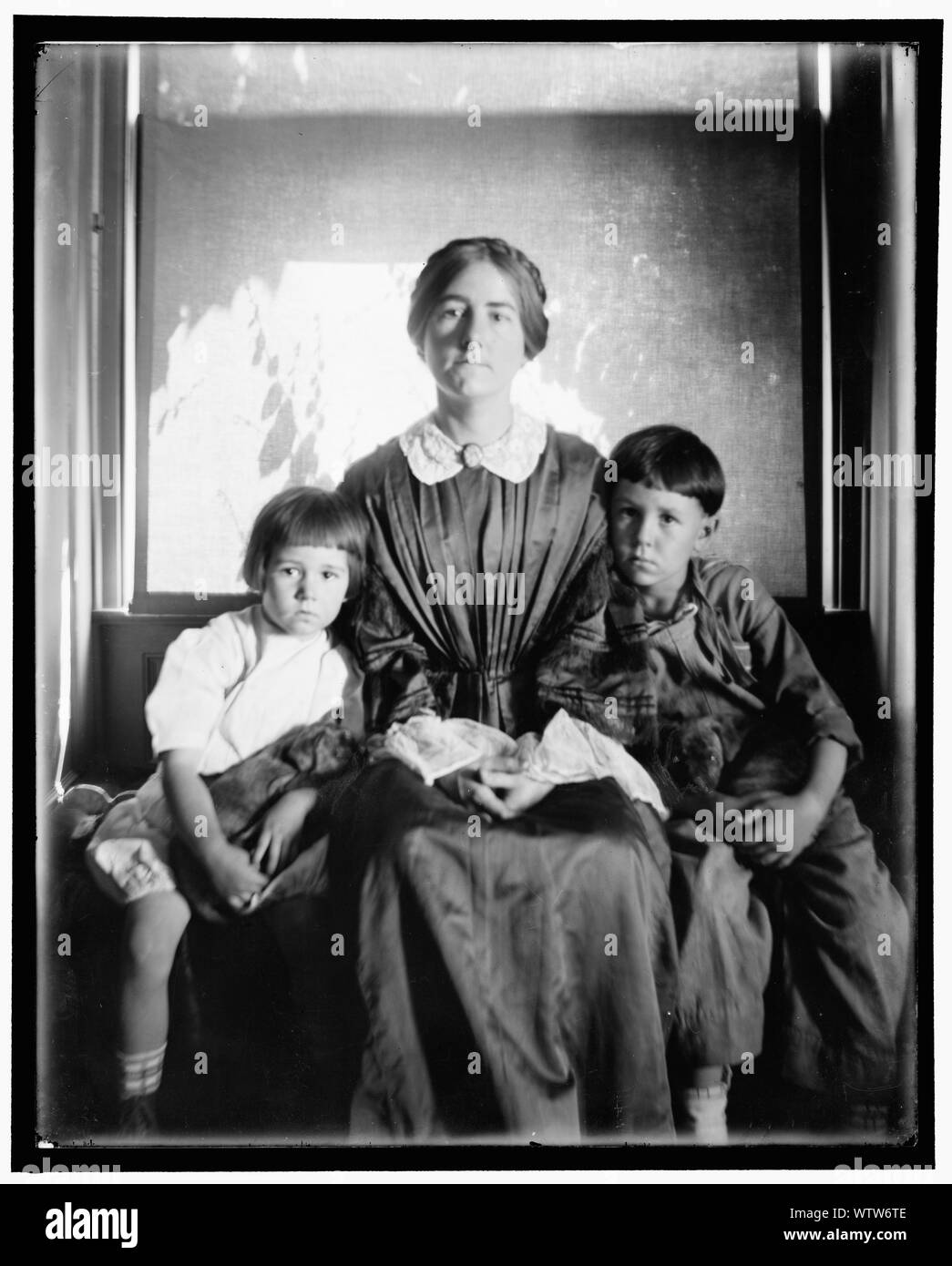 Mrs. Turner and her children posed in a window at Waban, Mass Stock ...