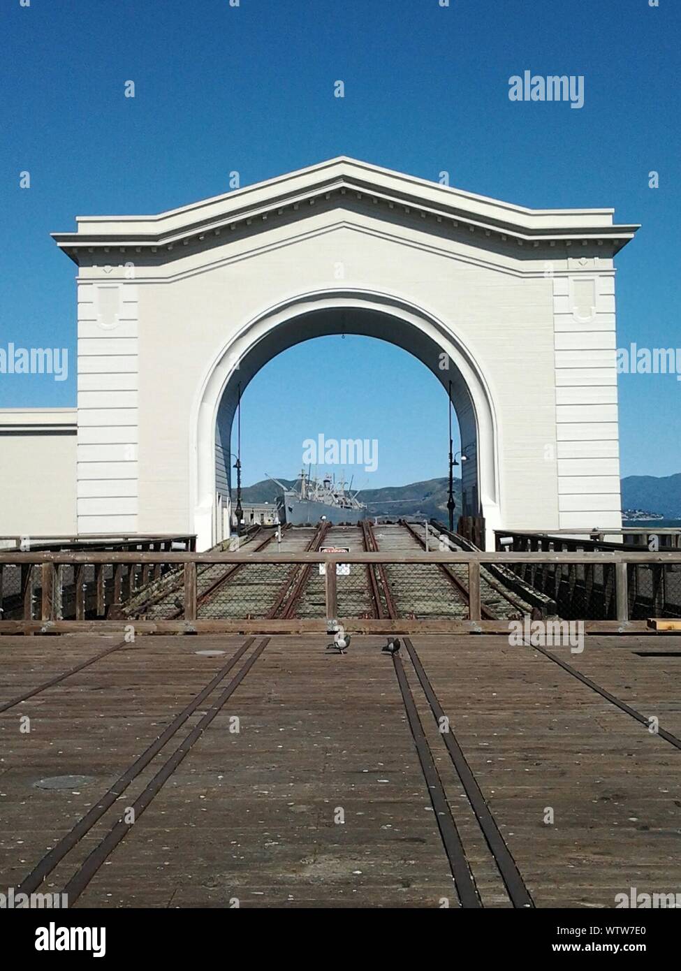 Birds flying on bridge hi-res stock photography and images - Alamy