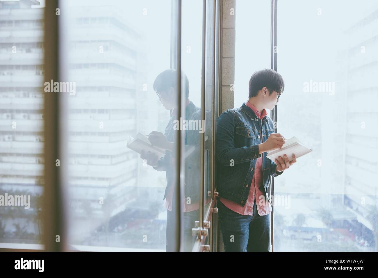 Teenager student writing hi-res stock photography and images - Alamy