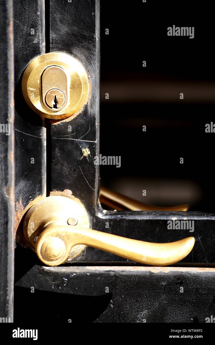 Gold keyhole hi-res stock photography and images - Alamy