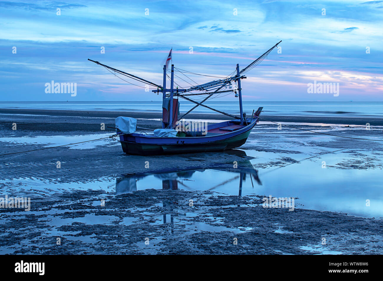 Beautiful morning light on sea hi-res stock photography and images - Alamy