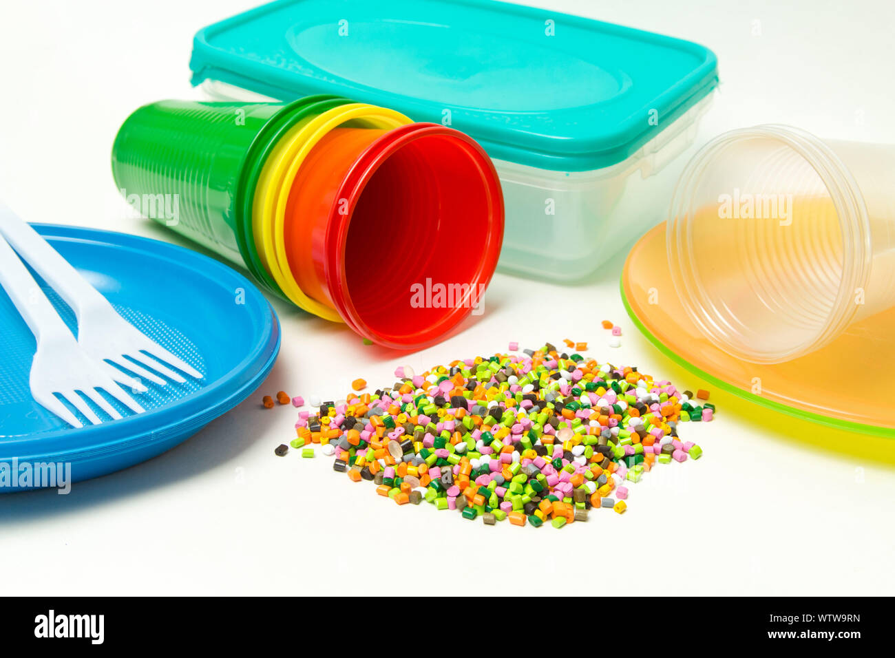 Plastic granules and disposable tableware made of polyethylene ...