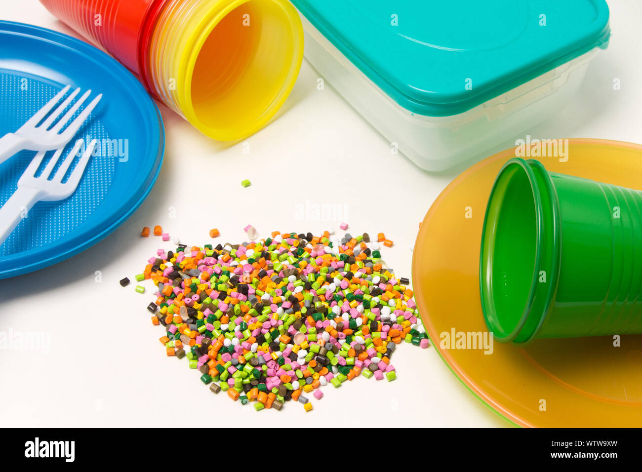 Plastic granules and disposable tableware made of polyethylene ...