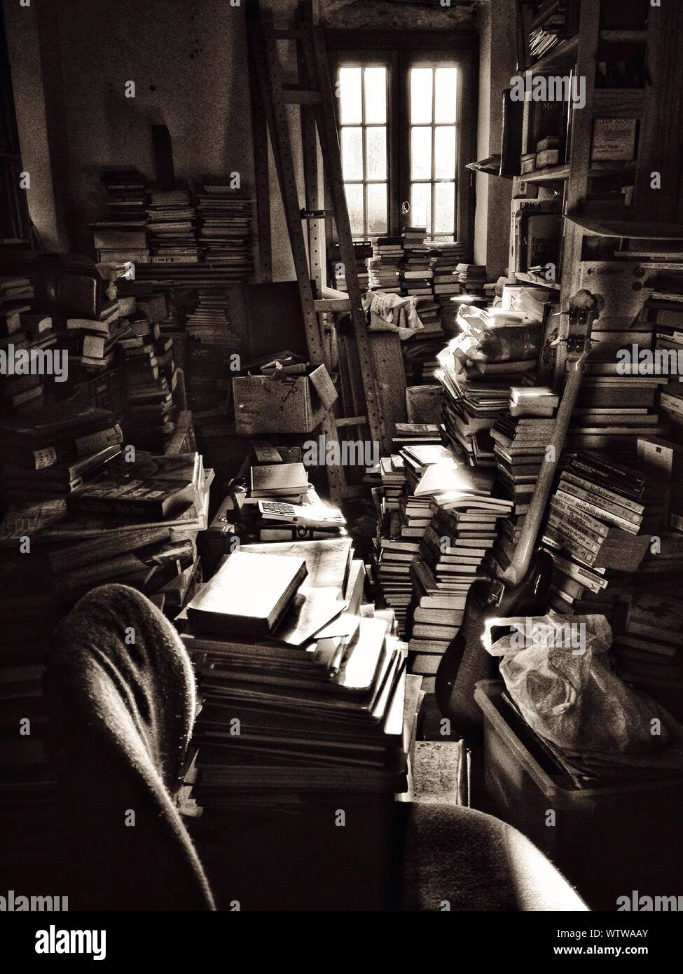 Full room people hi-res stock photography and images - Alamy