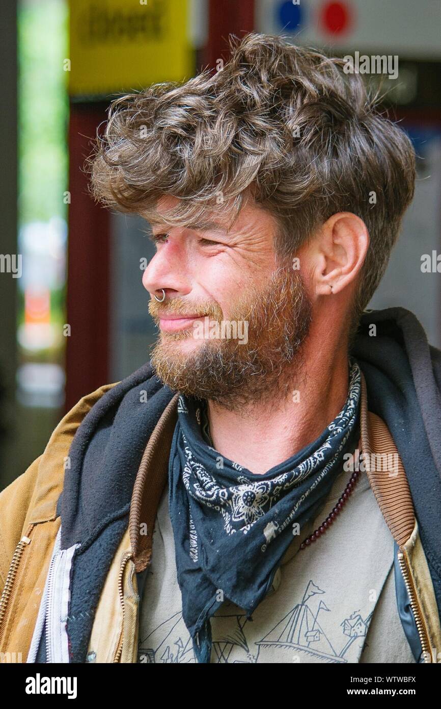 Young man homeless hi-res stock photography and images - Alamy