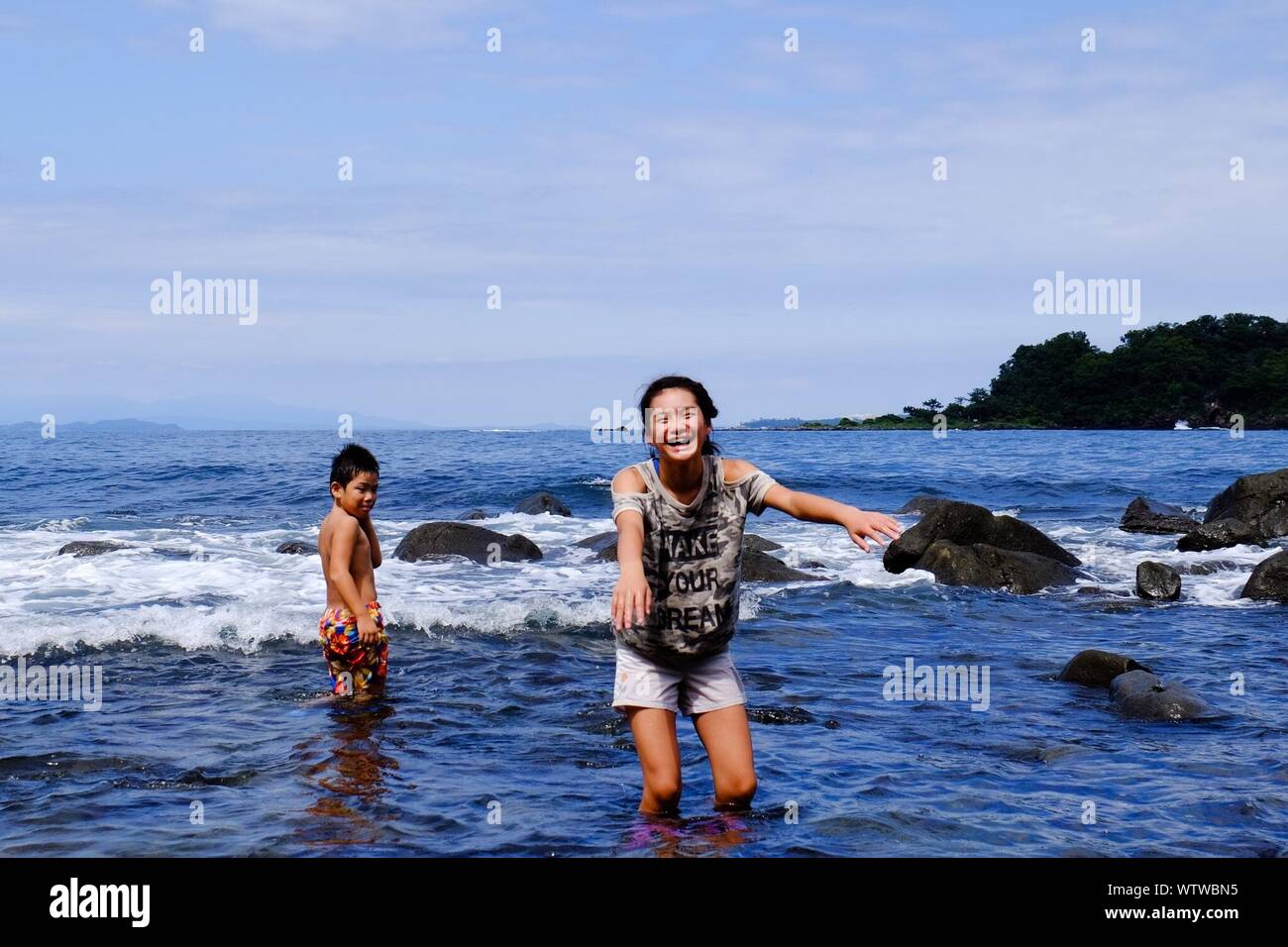 Brother sister sibling beach hi-res stock photography and images - Alamy
