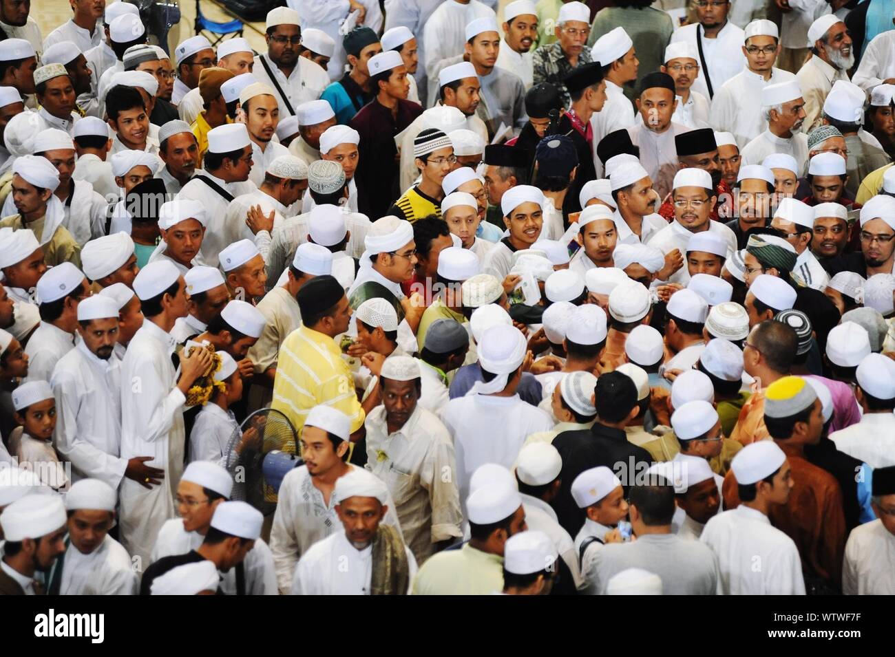 Muslim islam crowd hi-res stock photography and images - Alamy