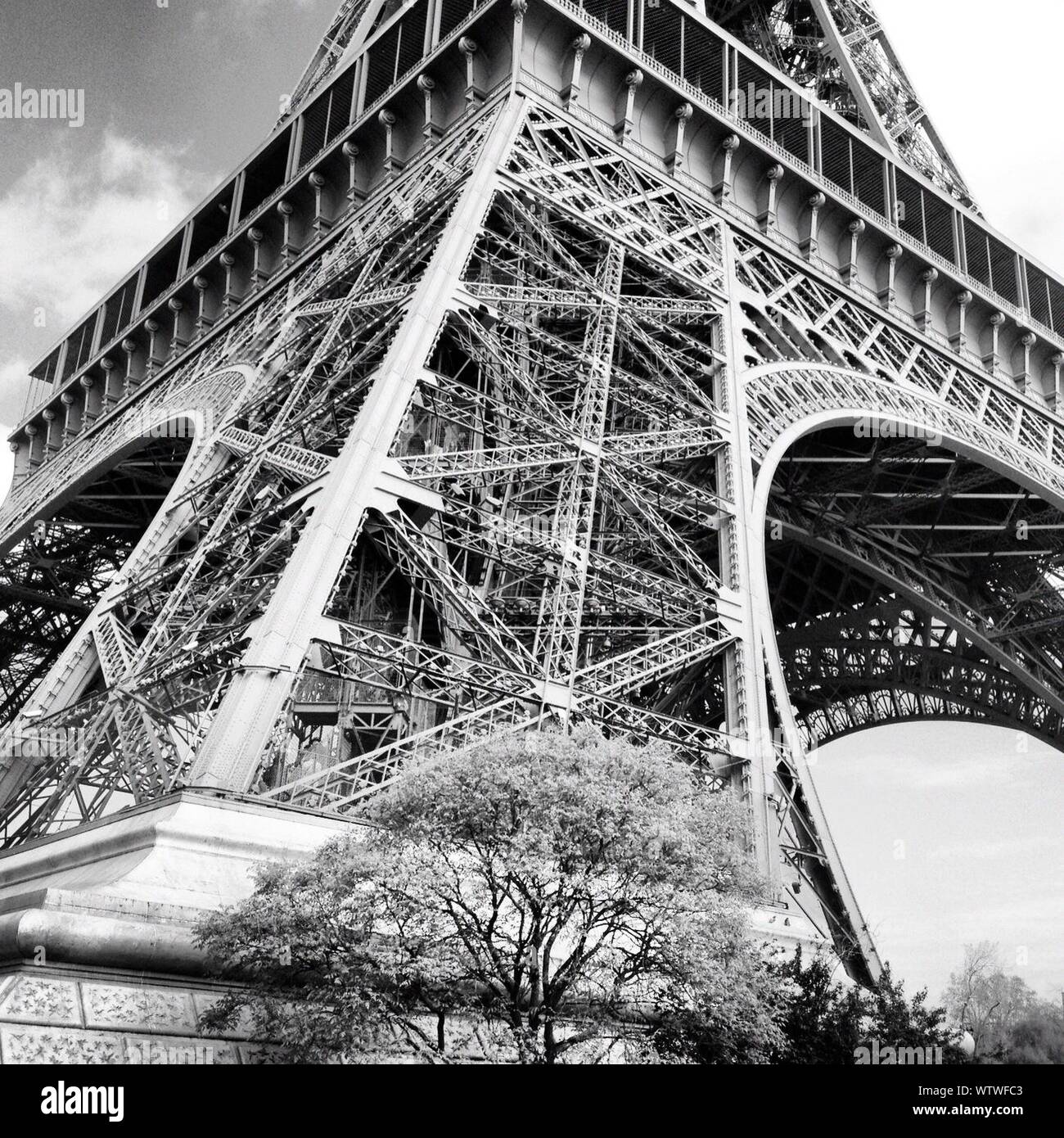 Detail steel structure eiffel tower hi-res stock photography and images ...