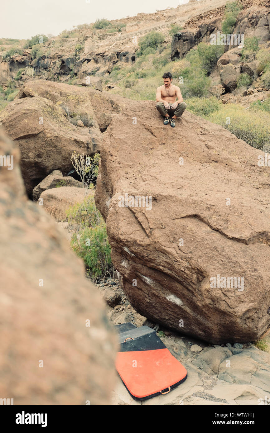 Climber man desert hi-res stock photography and images - Alamy