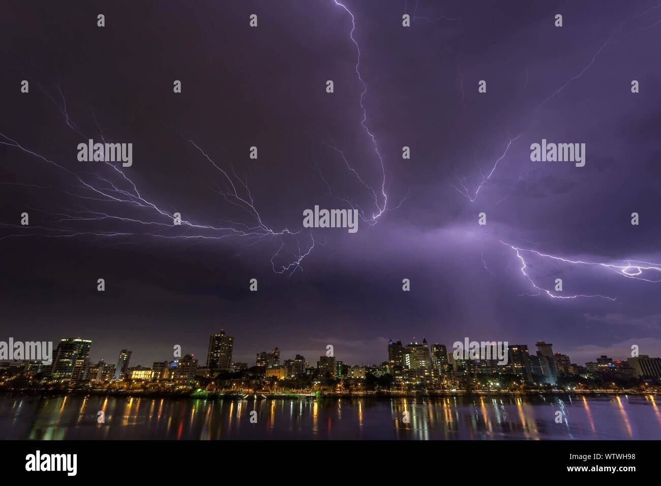 Lightning reflection in water hi-res stock photography and images - Alamy