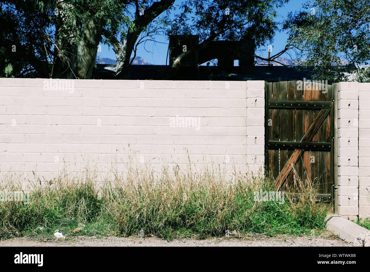 White fence gate hi-res stock photography and images - Alamy